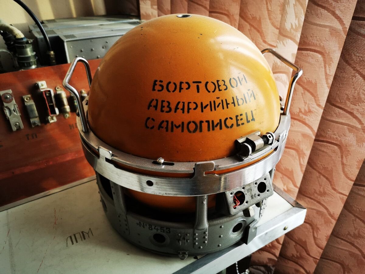 Черный ящик самолета посмотрим что у него внутри и почему он не